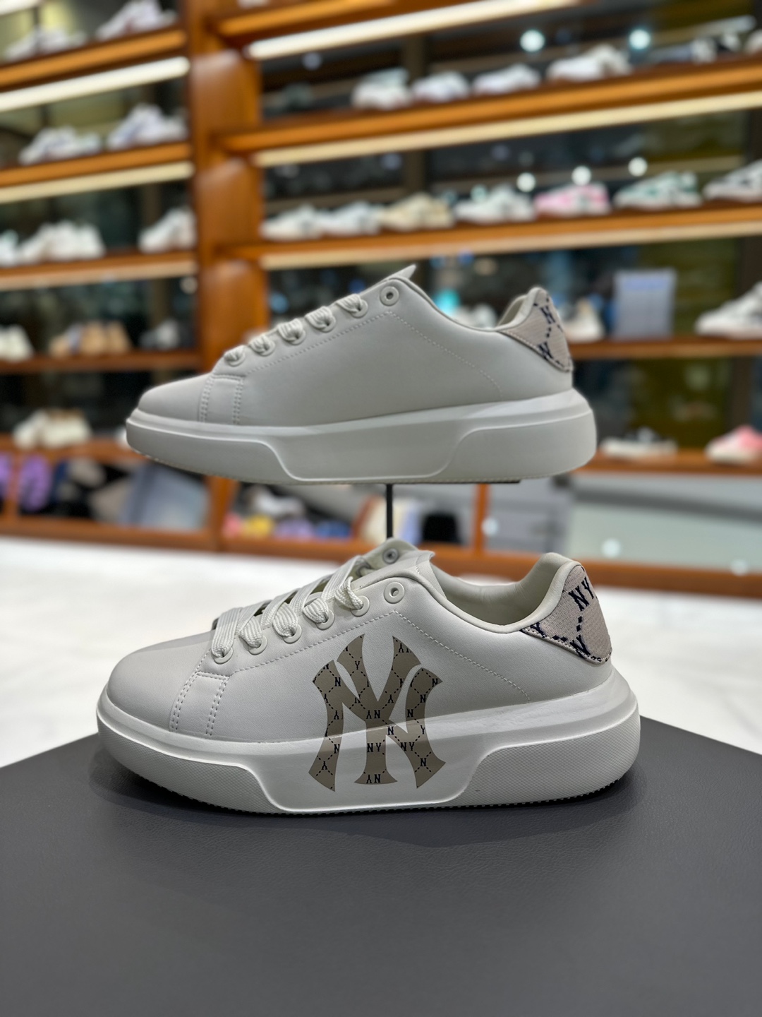 네이버백화점 : 상품상세 : 청키 클래식 힐 다이아 모노그램 스니커즈 (남녀공용) 3ASXAM82N-50BGS