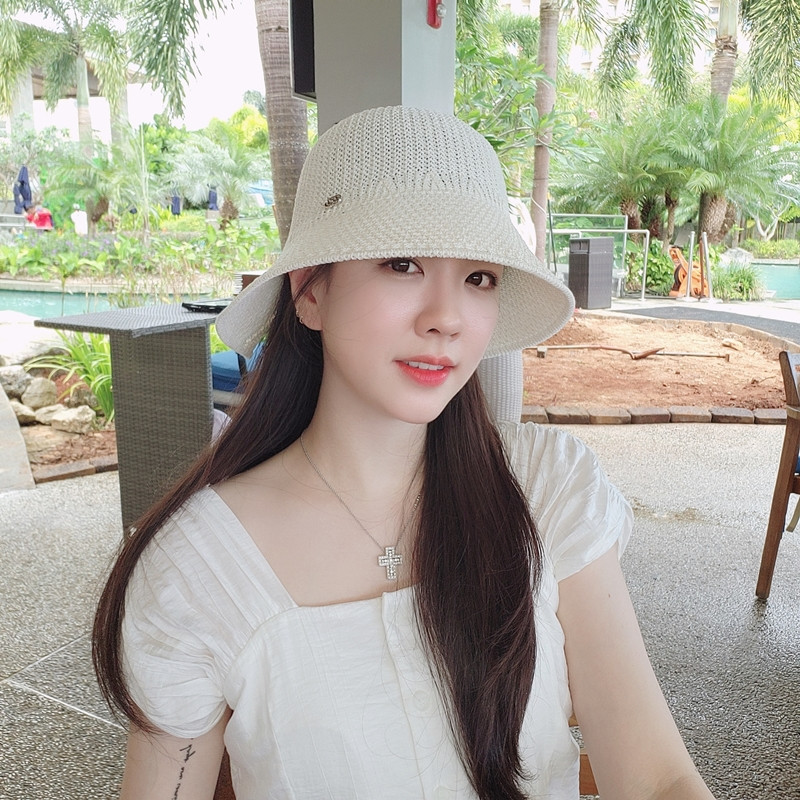 뒷리본 트임 가볍고 시원한 큐빅 뱃지 밀짚 여름모자