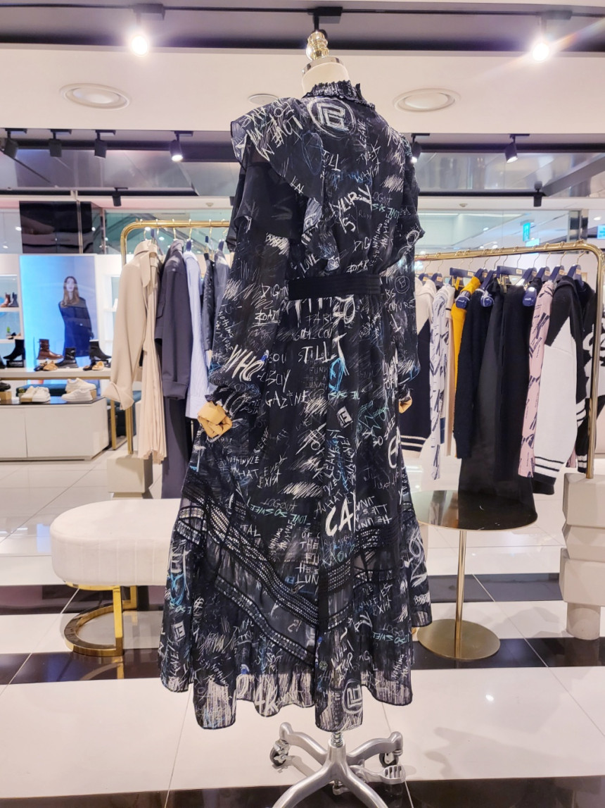 [에고이스트] EP3WO863 레터링 패턴 스모킹 롱 페미닌 원피스 (23년 가을) - 현대Hmall