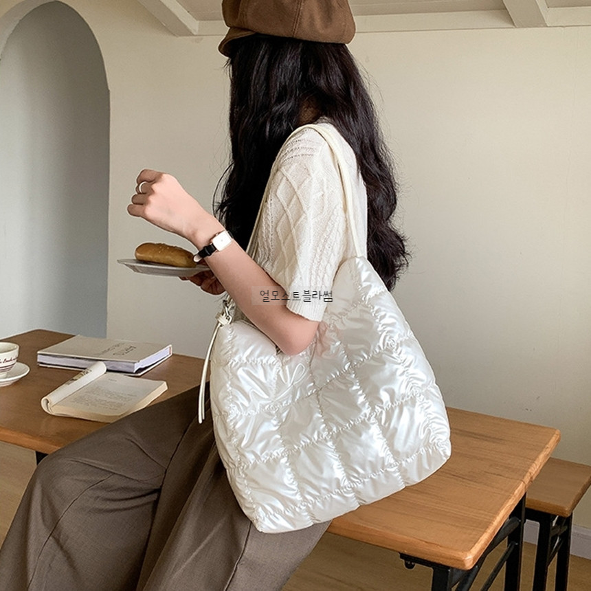 샤인 글로시 나일론 퀼팅 패딩 스퀘어 쇼퍼백 숄더백 가방 블랙 실버 골드 아이보리