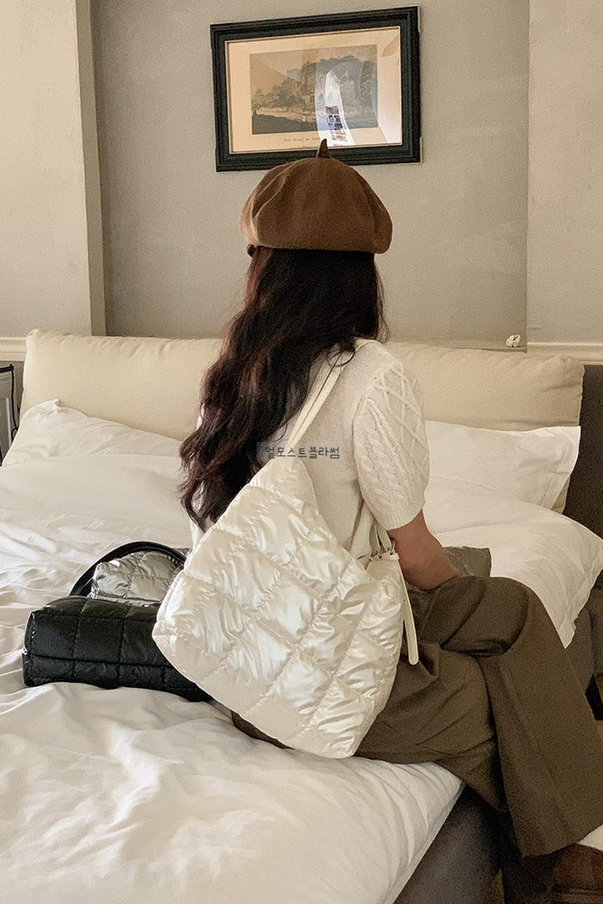 샤인 글로시 나일론 퀼팅 패딩 스퀘어 쇼퍼백 숄더백 가방 블랙 실버 골드 아이보리