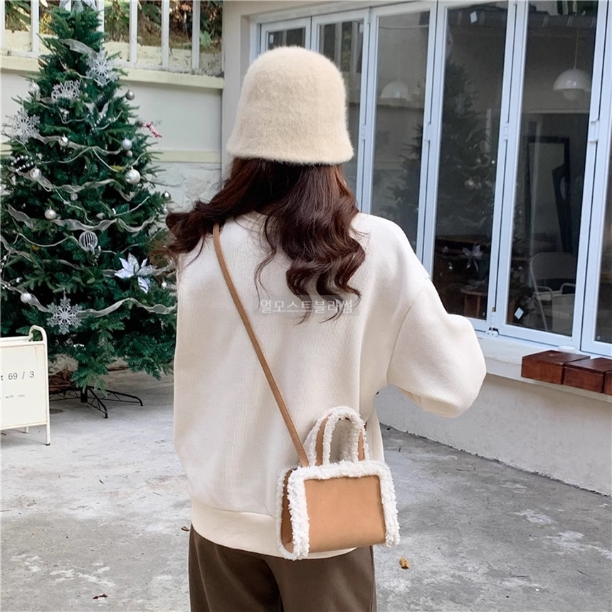 얼모스트블라썸 스웨이드 시어링 무스탕 탑핸들 미니 크로스백 겨울 가방
