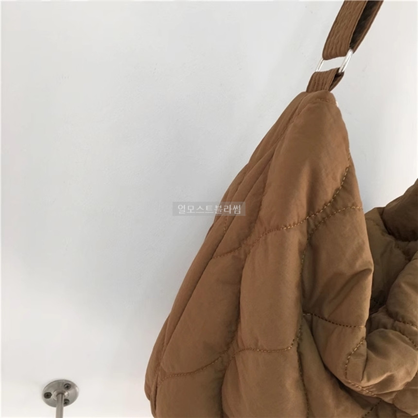 큰 사이즈 길이 조절 폴리 나일론 퀼팅 패딩 크로스백 캐주얼 가방 블랙 브라운 아이보리