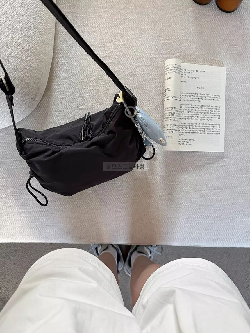 얼모스트블라썸 폴리 나일론 천 사이드 셔링 길이 조절 미니 슬링 크로스백 봄 캐주얼 가방 블랙 소라 카키 아이보리