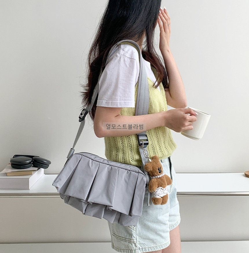 플리츠 개더 핀턱 주름 폴리 나일론 패브릭 크로스백 가방 블랙 하늘 그레이 아이보리